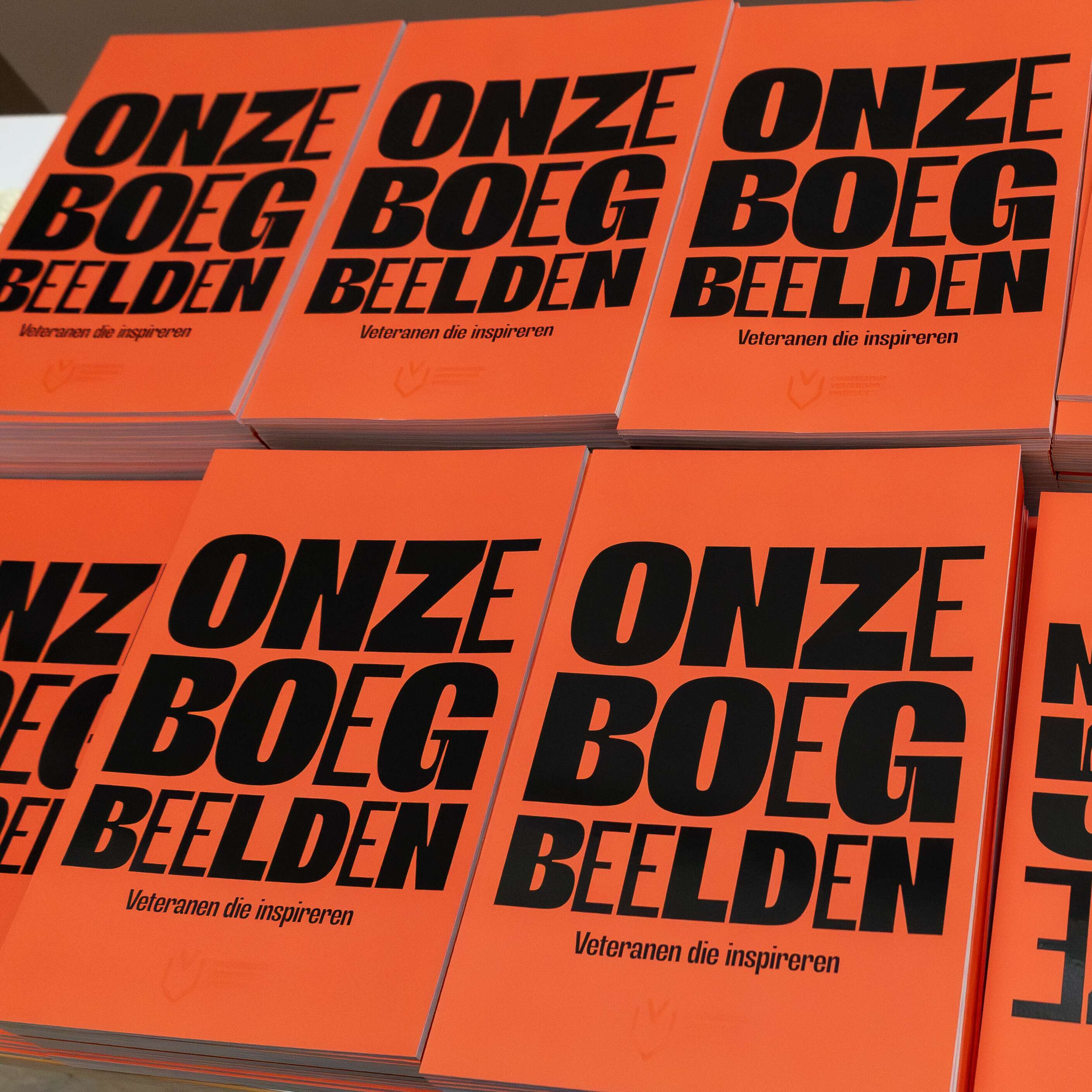 Voorzitter nationaal VP neemt eerste exemplaar Boegbeelden Magazine in ...